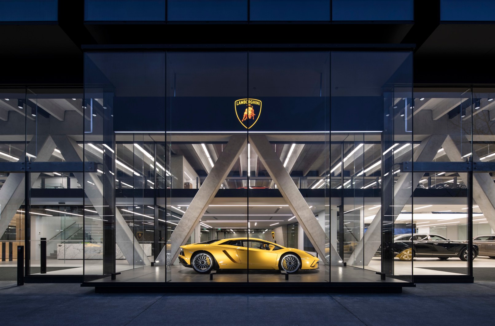 Luxury Automobile Retail: Lighting Design & Scenography - kobi lighting ...